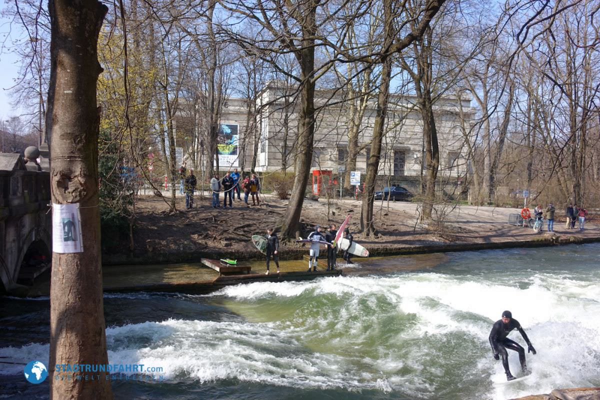 Der Eisbach - Wellenreiten in München | Stadtrundfahrt.com | Das Magazin